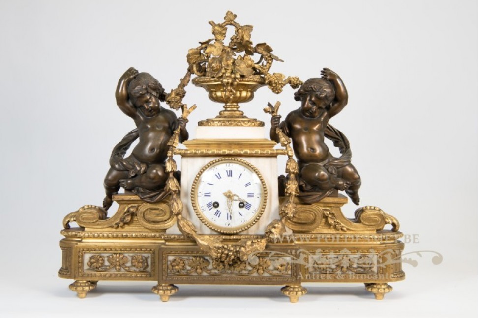 Mantle clock with Putti - 19'th century